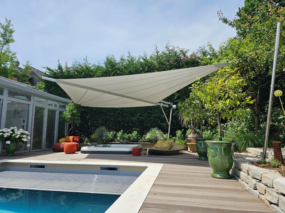 Beschattung für den Whirlpool und Liegebereich einer privaten ...
